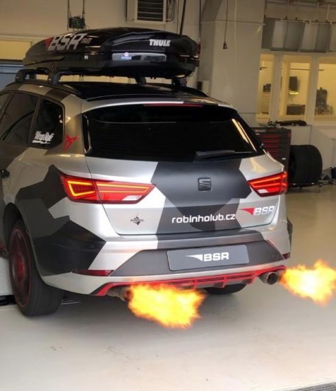 Úspěšný lyžař Robin Holub jezdí se Seatem Leon Cupra s výkonem více než ...